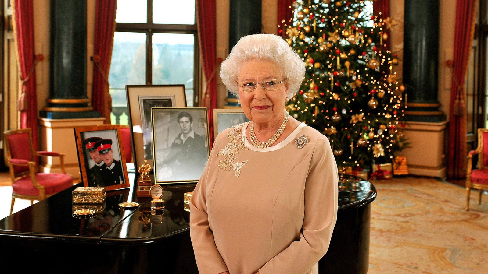 Queen Elizabeth's Most "Admired" Christmas Gift Is So "Practical" You ...