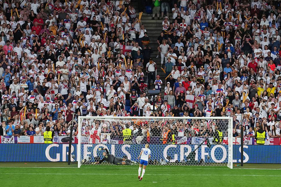Chloe Kelly's penalty technique explained – Why does the England ...
