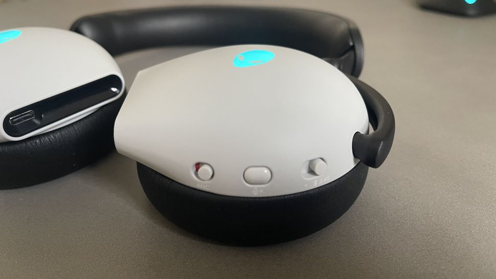 Alienware AW920H headset review: Alien design, space age features, very ...