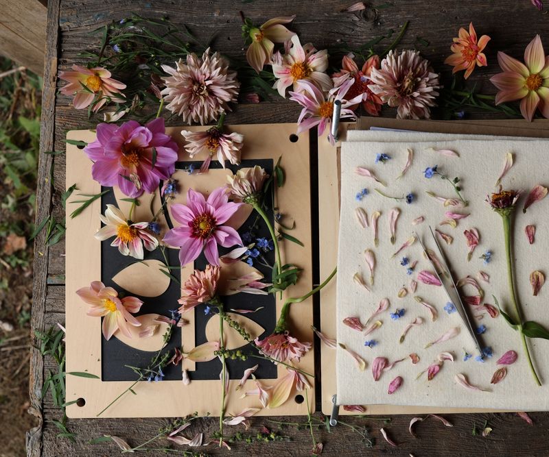 How to revive flowers in a vase? An expert florist explains | Homes and ...