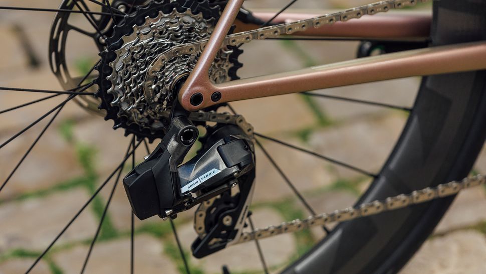 Shimano Di2 vs SRAM AXS: Which is the right electronic groupset for you ...