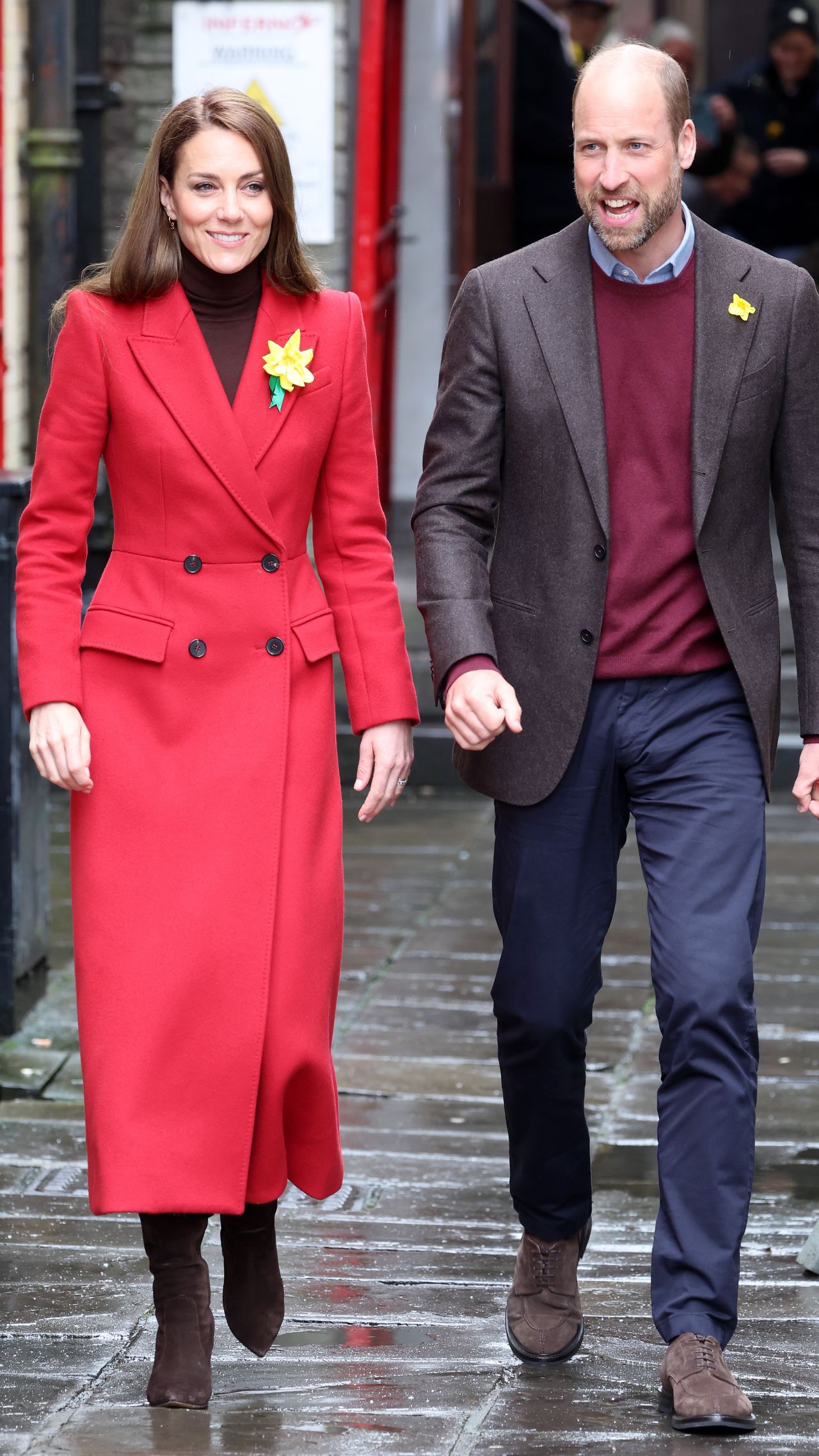 Kate Middleton braves the rain in fiery red coat and brown knit | Woman ...
