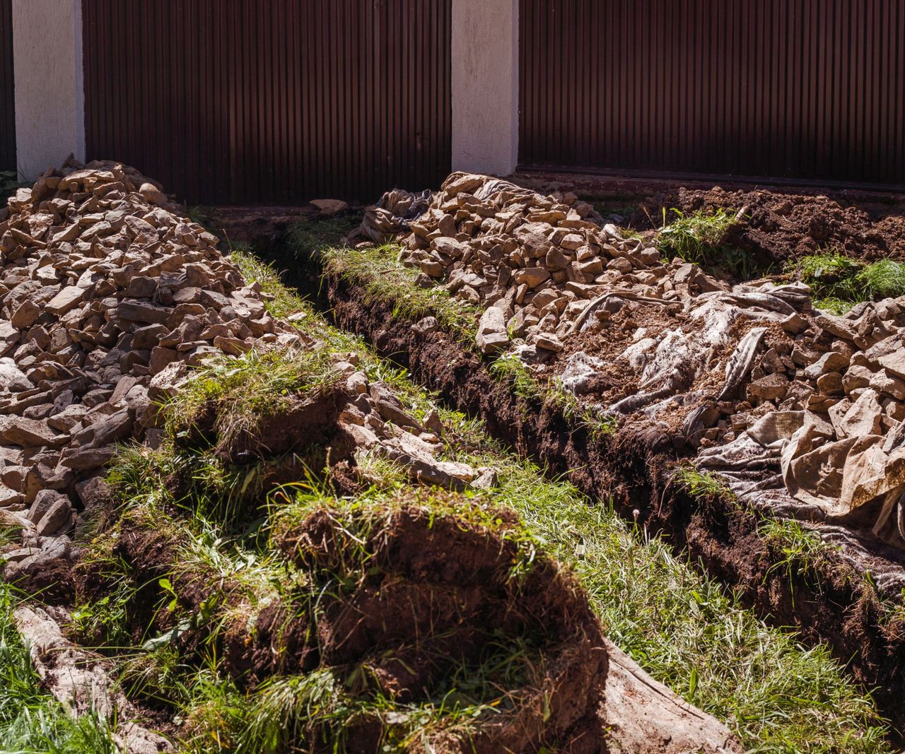 French drains vs trench drains: pros explain the difference | Homes and ...