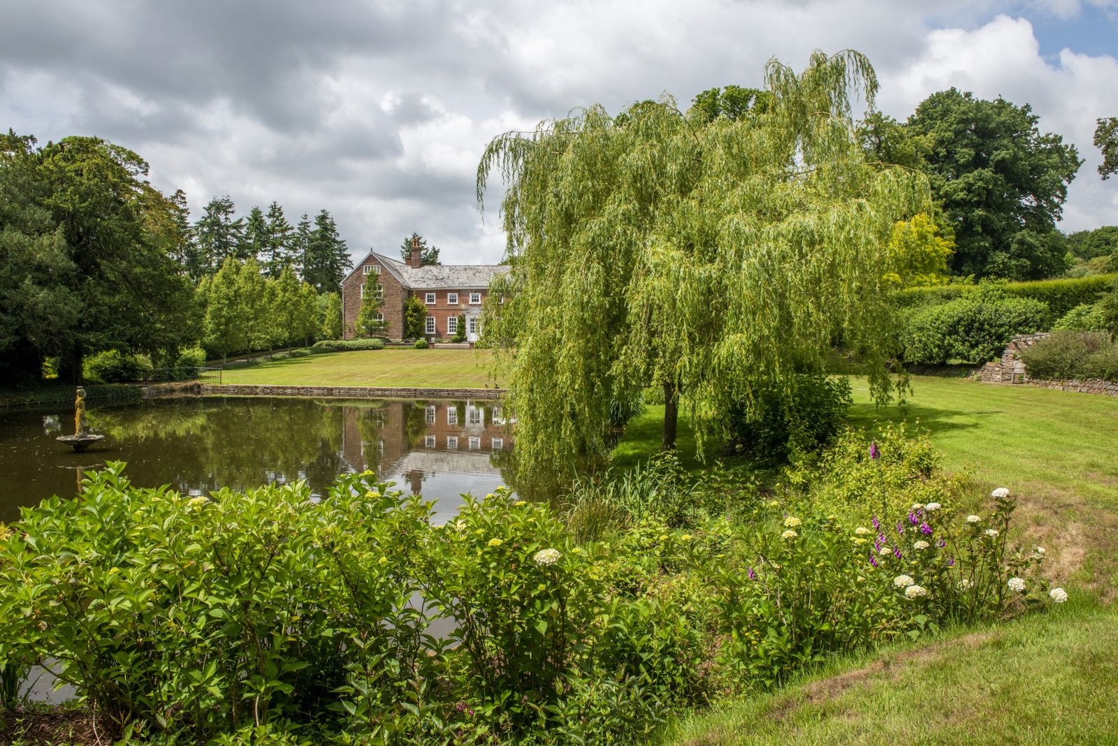 An elegant 17th century Manor House in Devon with royal connections, an ...