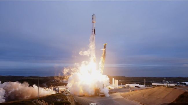 SpaceX launches 1st 21 satellites for advanced new US military ...