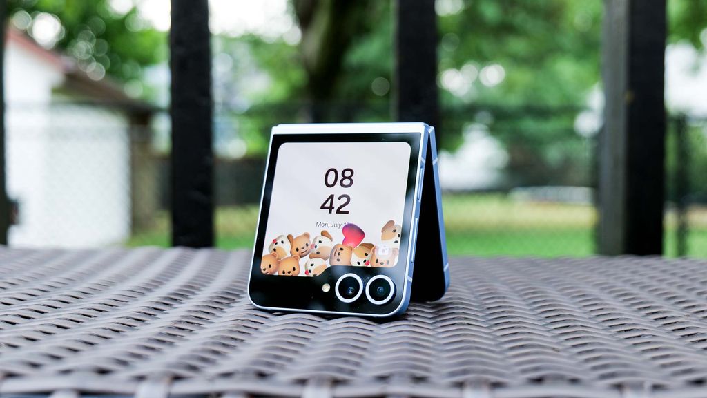 Best small phones in Australia 2025: Top compact mobiles you can use ...