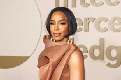 Yes, Kelly Rowland Knows She “Looks Nuts” Trying to Text Nelly on ...