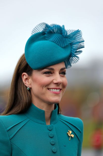 The sentimental history behind Kate Middleton’s gold shamrock brooch ...