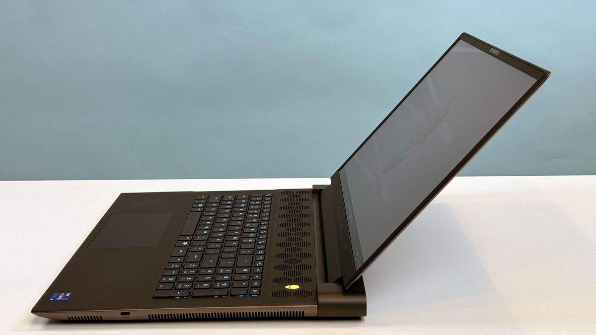 Alienware m18 R2 review: Big battlestation with clicky keys | Tom's ...