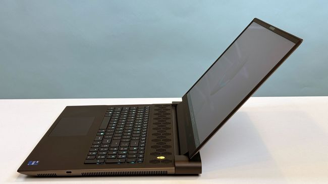 Alienware m18 R2 review: Big battlestation with clicky keys | Tom's ...