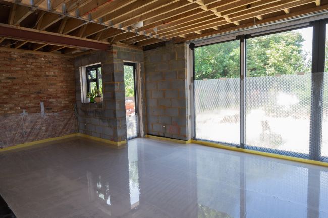 Floor Screed: Types, Cost and How it's Applied | Homebuilding