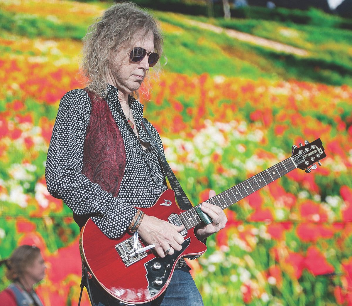 “I’d advise new guitarists to play with an amp. When you use an amp ...