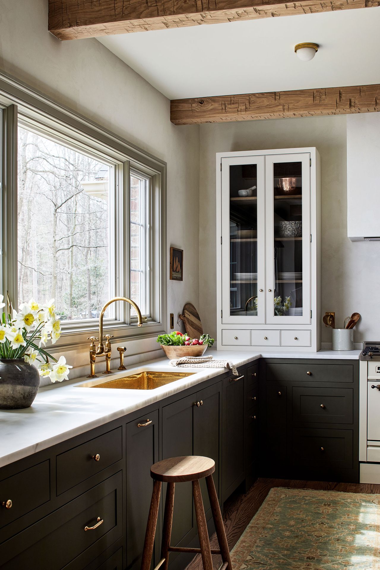 10 Glass Kitchen Cabinet Ideas to Make a Space Feel Bigger | Livingetc