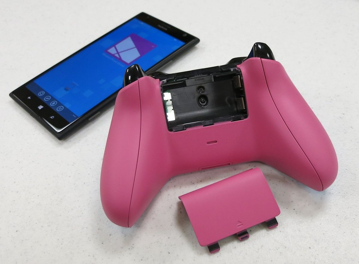 This is what a Windows Central custom ColorWare Xbox One Controller ...