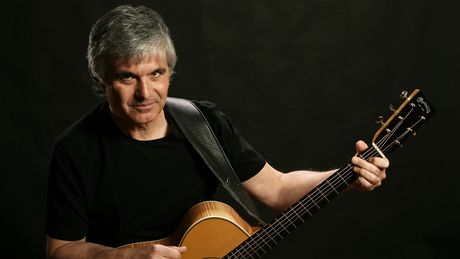 Laurence Juber talks Paul McCartney and new photo book Guitar With ...