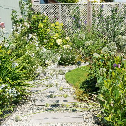 18 lush garden border ideas for beautiful planting schemes all year ...