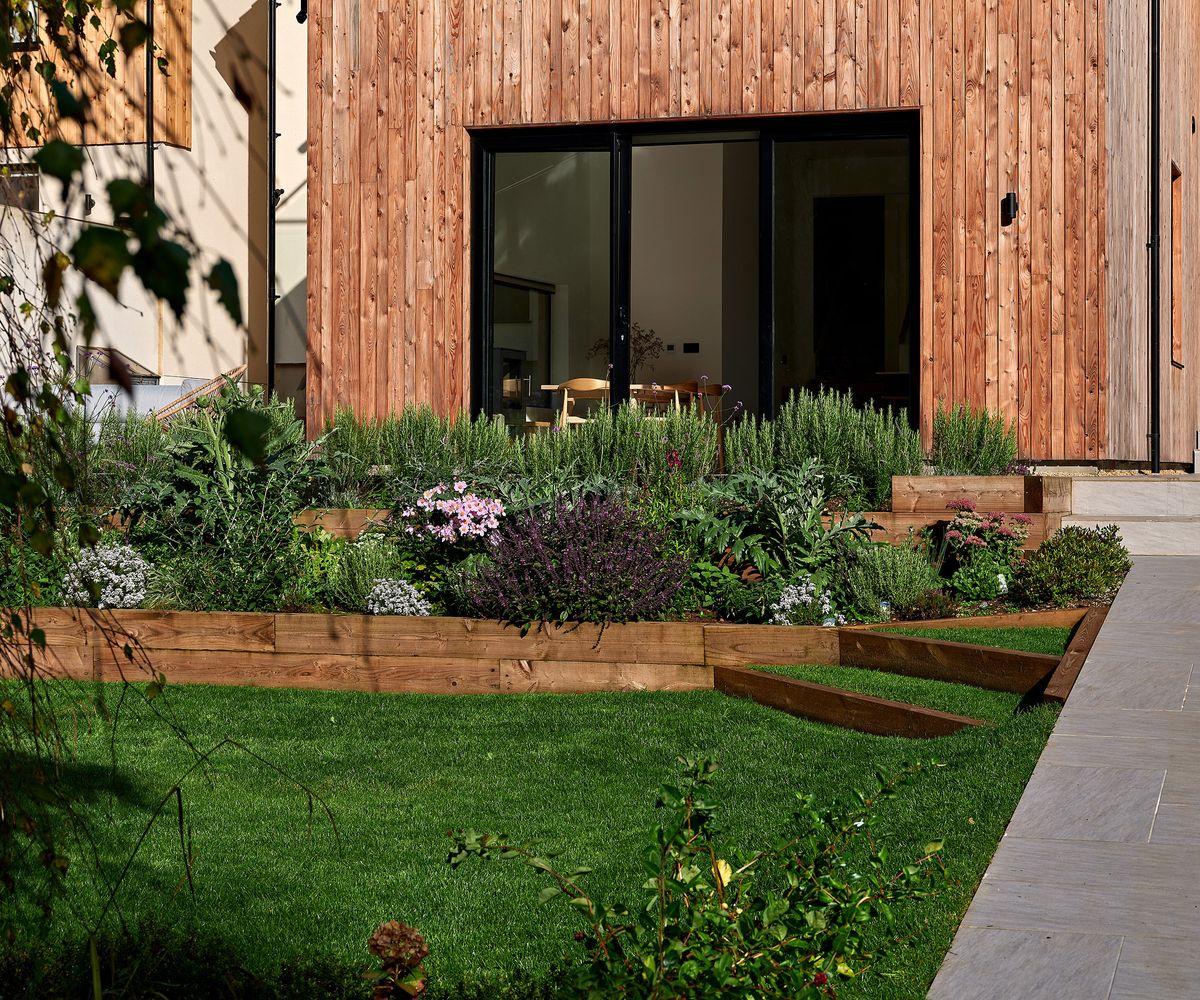 Garden edging ideas: Keep your outside spaces neat and tidy | Homebuilding