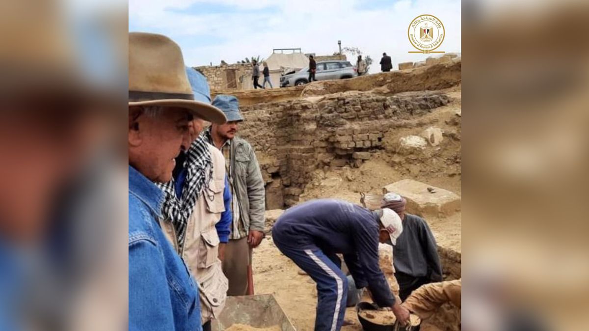 13-foot-long 'Book of the Dead' scroll found in burial shaft in Egypt ...