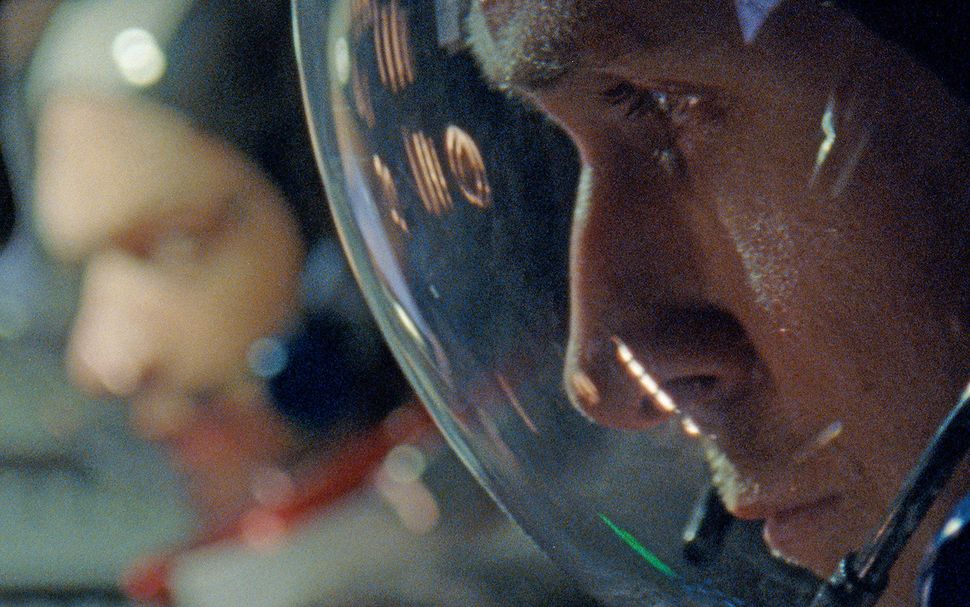 'First Man' Offers an Emotional Account of Neil Armstrong's Life (Film ...