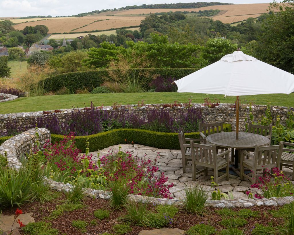 Cottage patio ideas: 20 pretty spaces for relaxing outdoors | Homes and ...