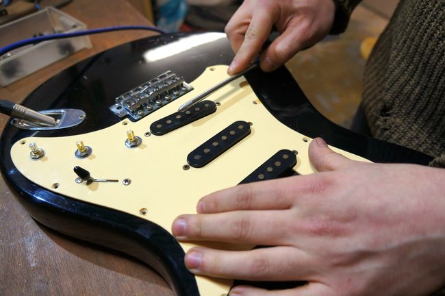 How to mod your Strat to sound like a Tele with a 7-way circuit ...