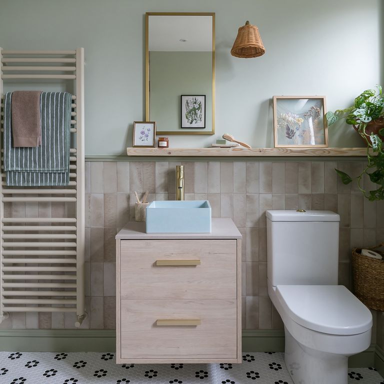 How to fix a cracked bath yourself with professional advice | Ideal Home