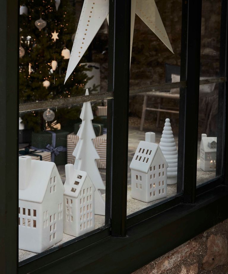 Christmas window decor ideas: 20 festive ideas you'll love | Homes and ...