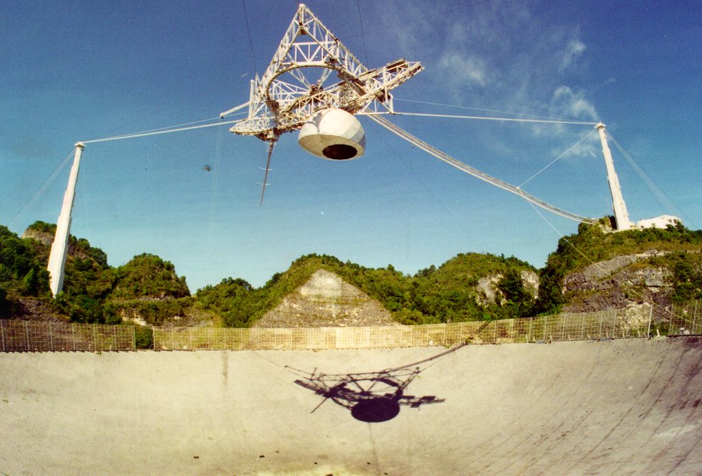 The Arecibo Observatory radio telescope in Puerto Rico has collapsed ...
