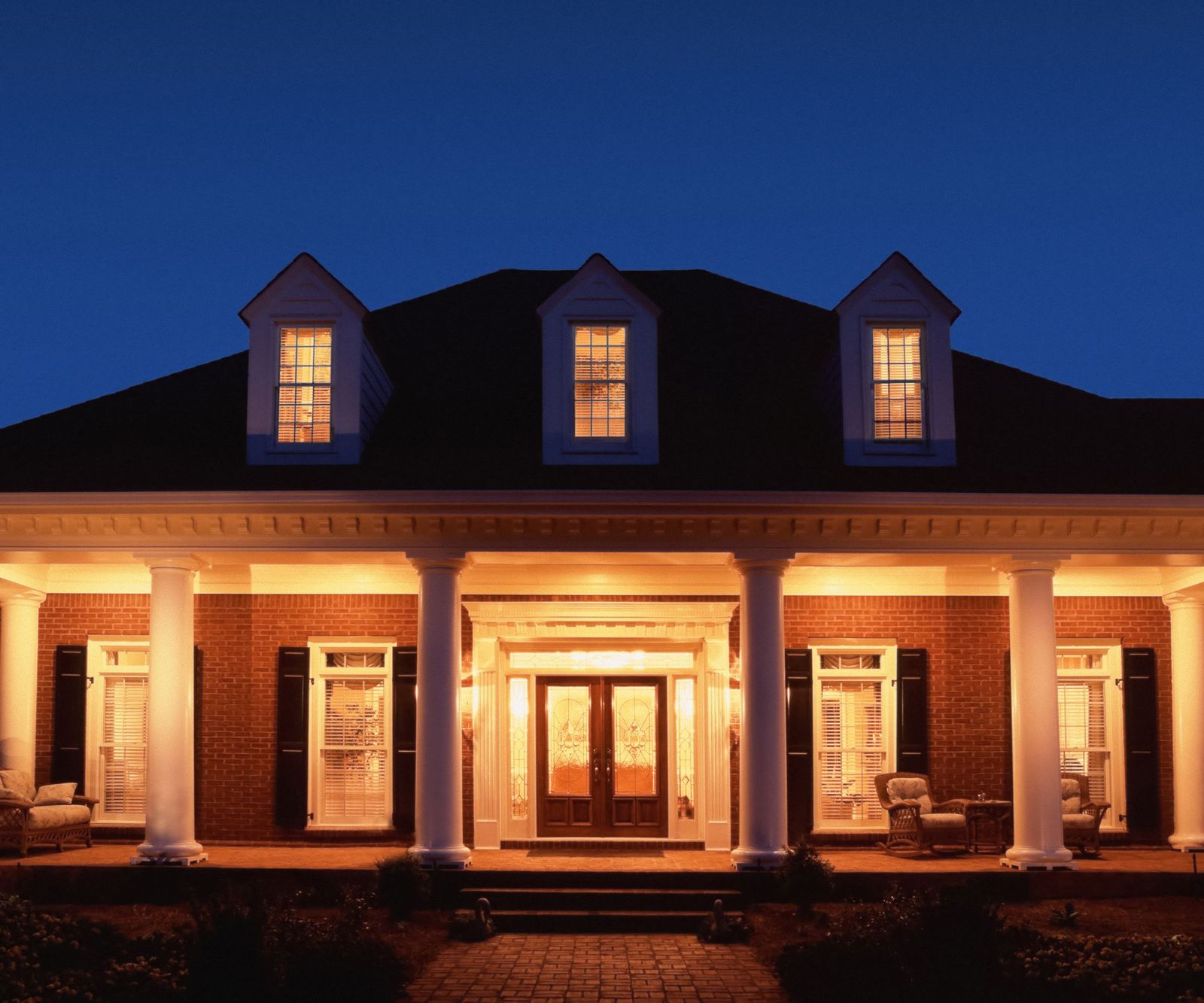 Should I leave my porch light on all night? | Homes and Gardens