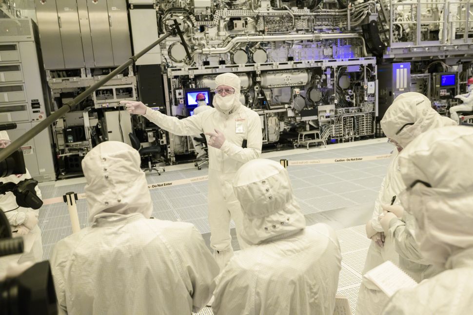 Intel completes assembly of first commercial High-NA EUV chipmaking ...
