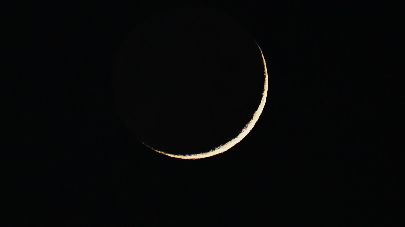 See a razor-thin moon shine close to Regulus on July 26 | Space