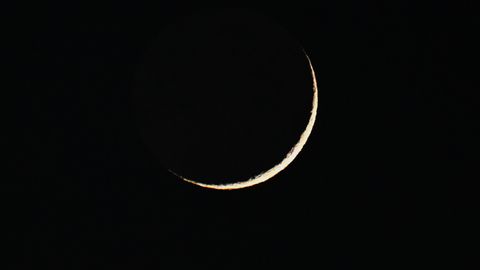 See a razor-thin moon shine close to Regulus on July 26 | Space
