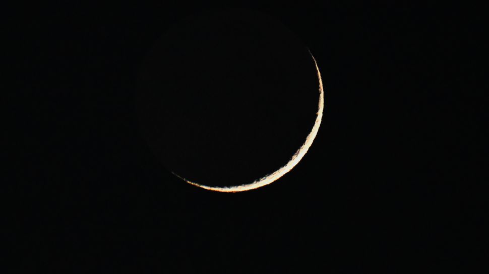 See a razor-thin moon shine close to Regulus on July 26 | Space
