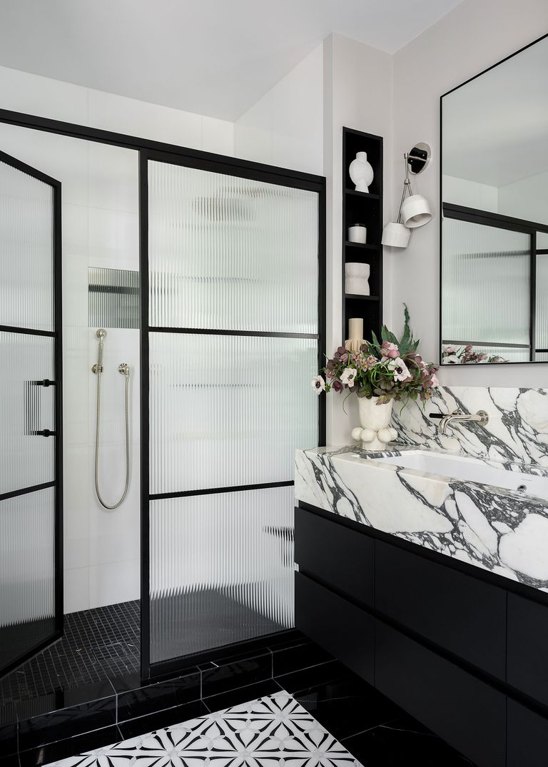 Shower vs Bath Water Usage — How Do They Compare? | Livingetc