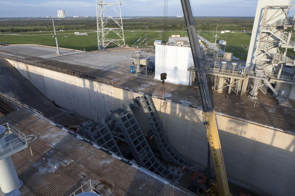 In Photos: NASA's Kennedy Space Center Renovates Launch Pad 39B for ...