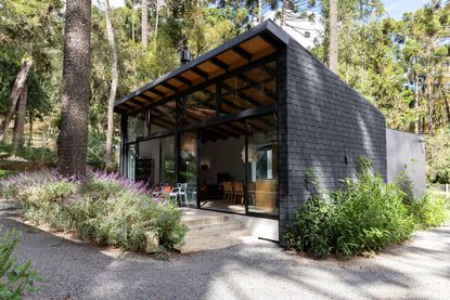 Inside a simple Brazilian forest retreat by Arkitito Arquitetura ...