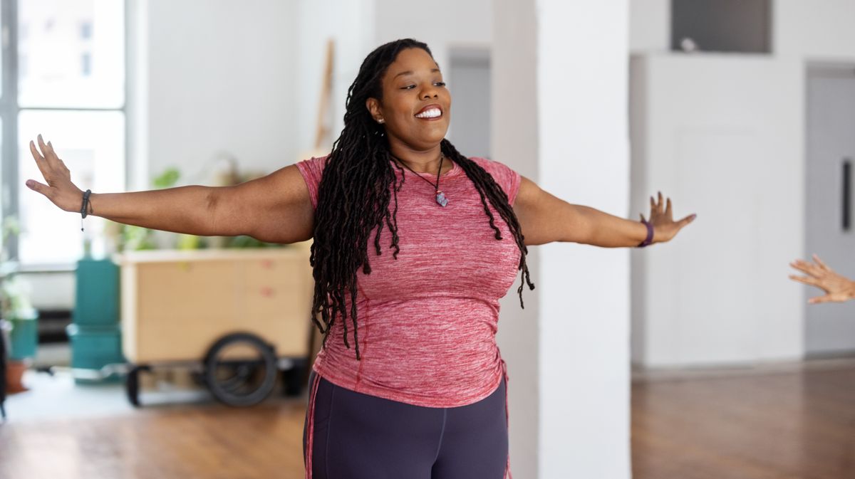 A physical therapist recommends this one exercise to open up your upper ...