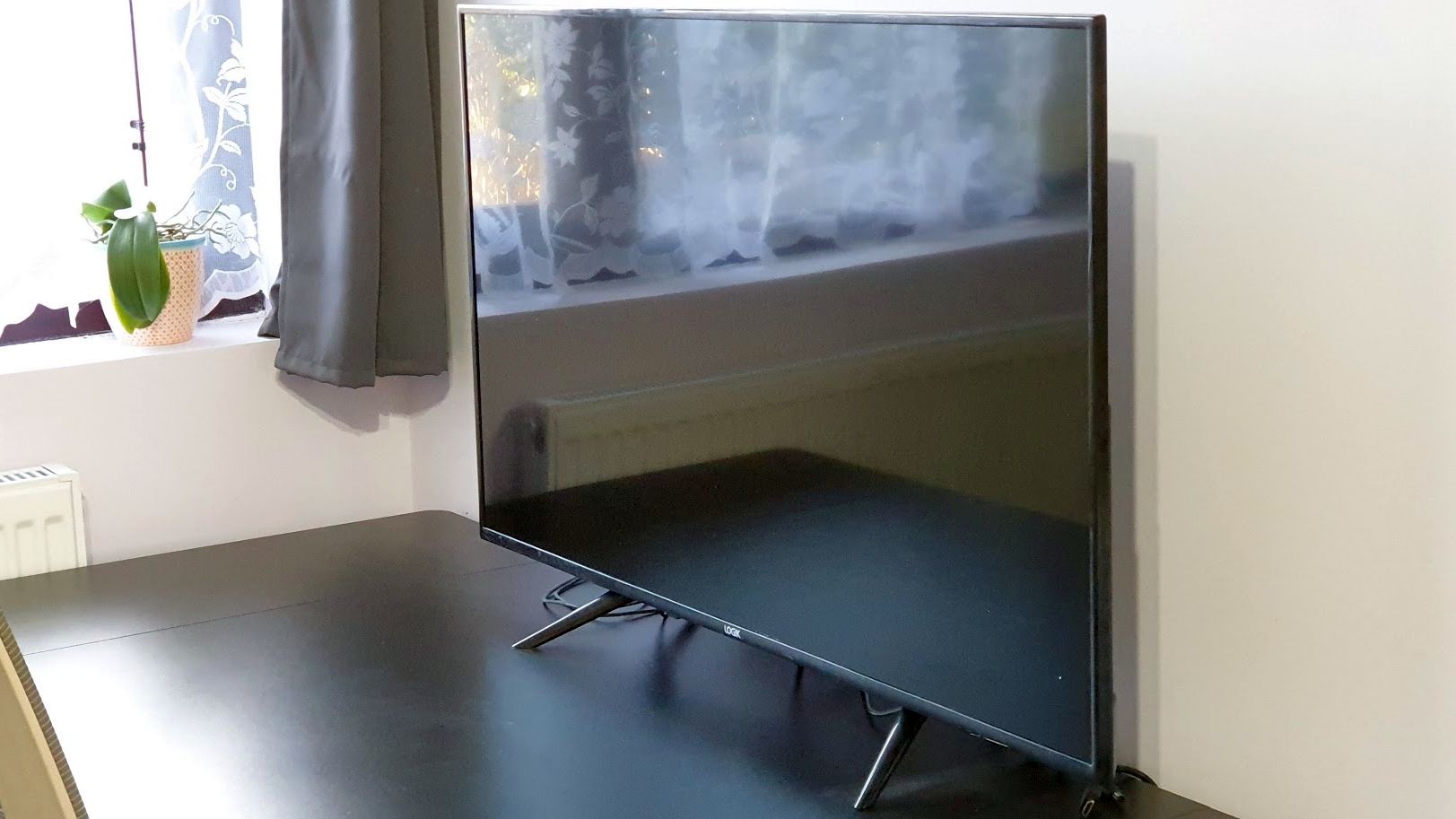 I bought a super-cheap 43-inch 4K TV and it changed my (work) life ...