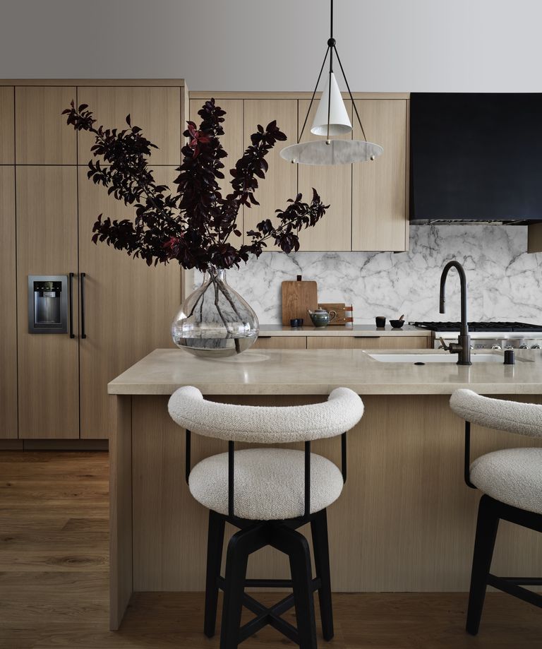 9 kitchen island centerpieces ideas to elevate your schemes | Livingetc
