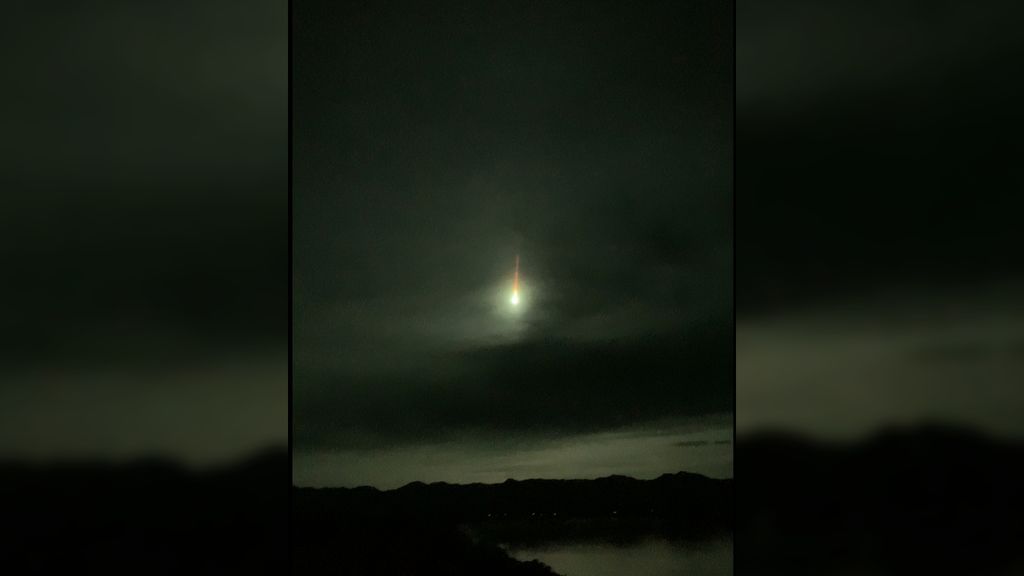 Asteroid slams into Earth triggering stunning green 'fireball' above ...