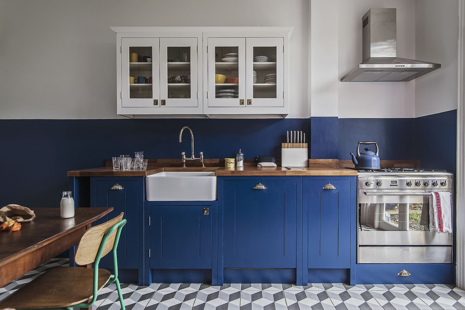 What to put in high kitchen cabinets: according to experts | Homes and ...