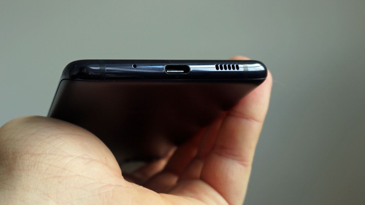 Samsung Galaxy S20 FE review: an old but still tempting Android mid ...