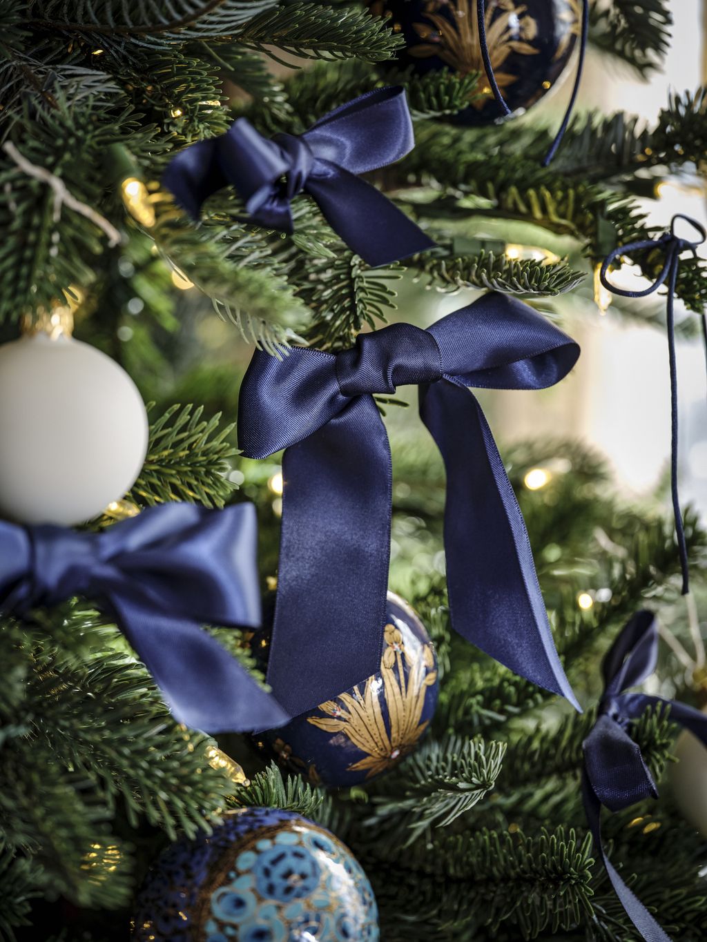 Decorating a Christmas tree with bows: 6 ideas to get the look | Homes ...