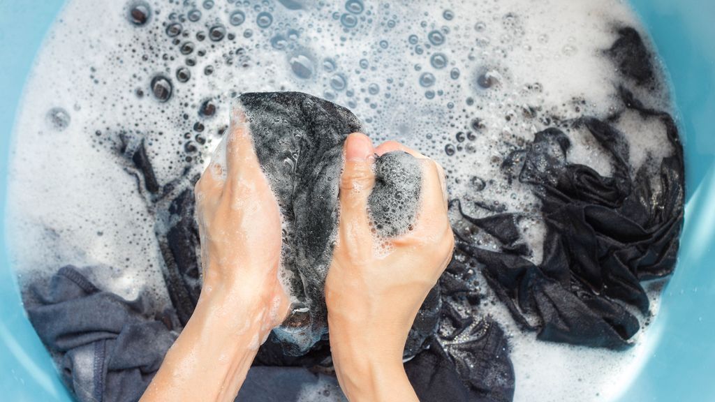 Here's how often we should actually wash our gym clothes according to a ...