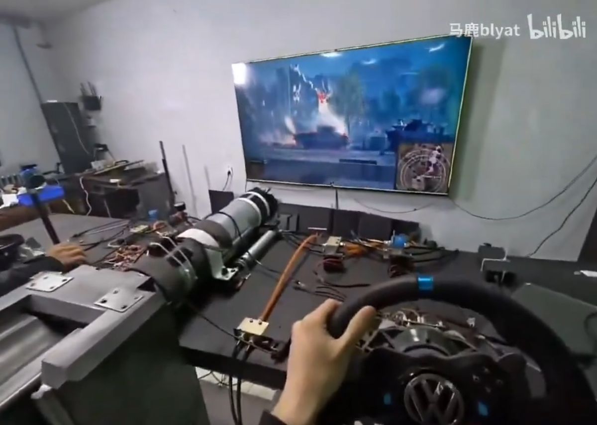 Watch three-person tank crew battle in World of Tanks — driver, spotter ...