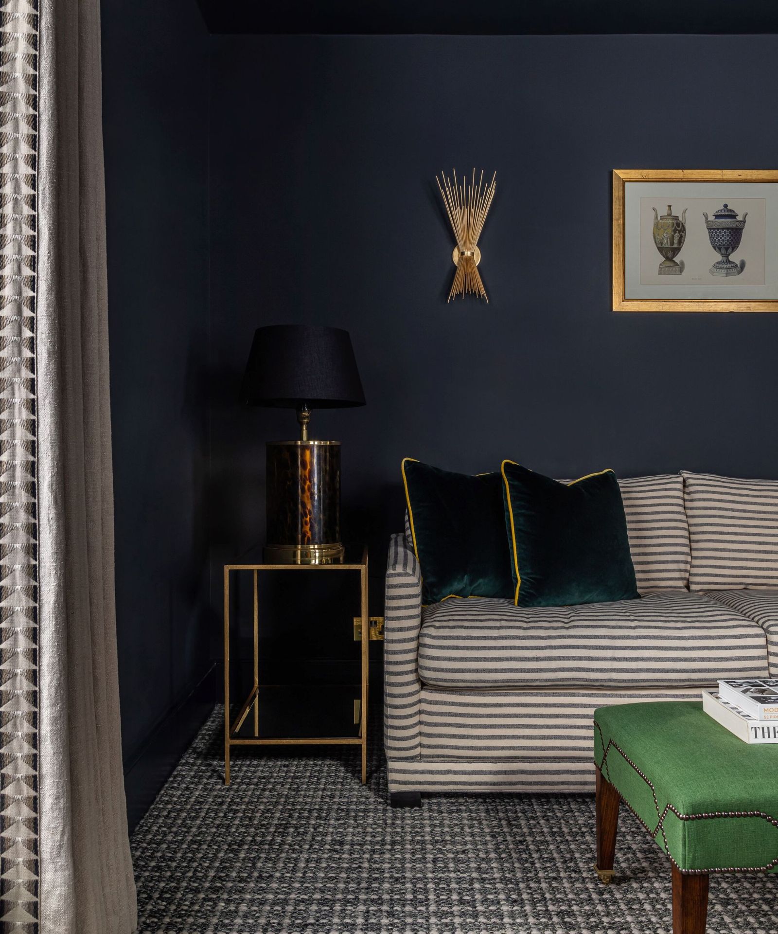 What are the best dark colors for small rooms? Expert tips | Homes and ...
