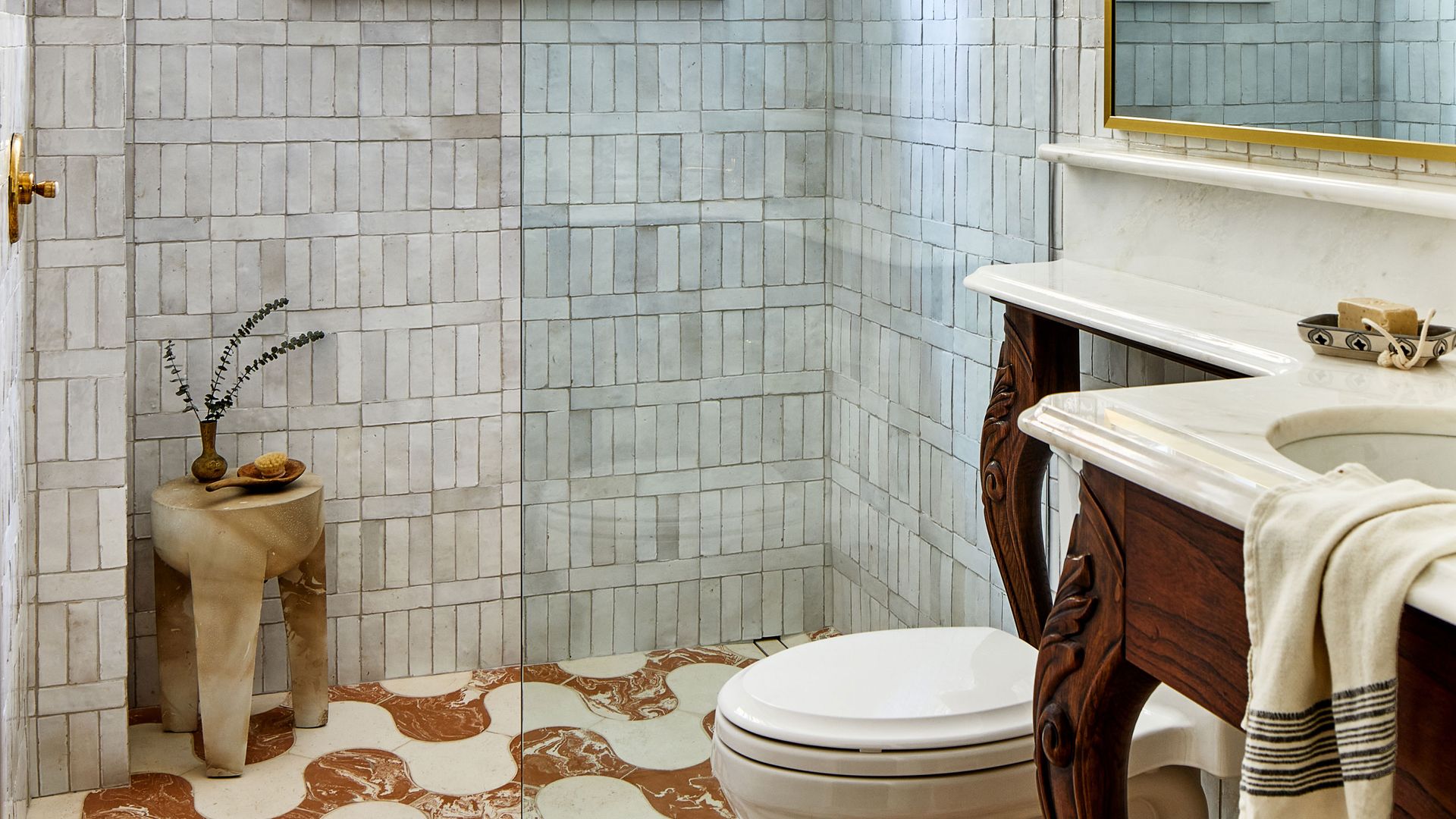 5 Simple, but Genius Layout Tricks for a Bathroom | Livingetc