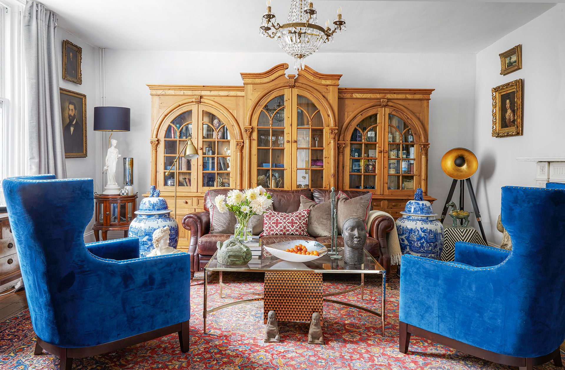 This antique dealer's historic 17th century home is full of color and ...