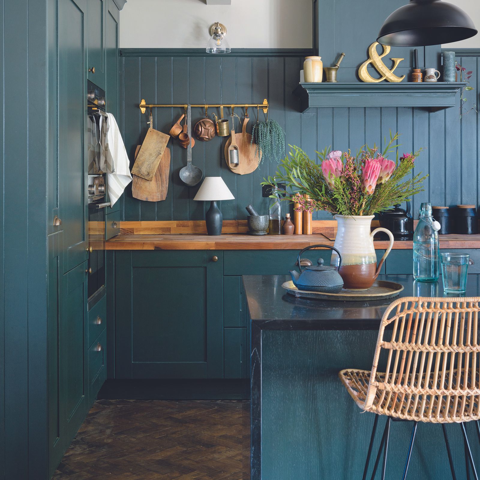 What colours work with navy kitchens? | Ideal Home