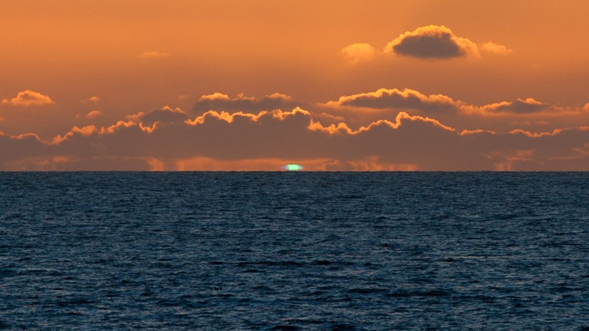 Photographer snaps extremely rare 'green flash' coming from Venus | Space